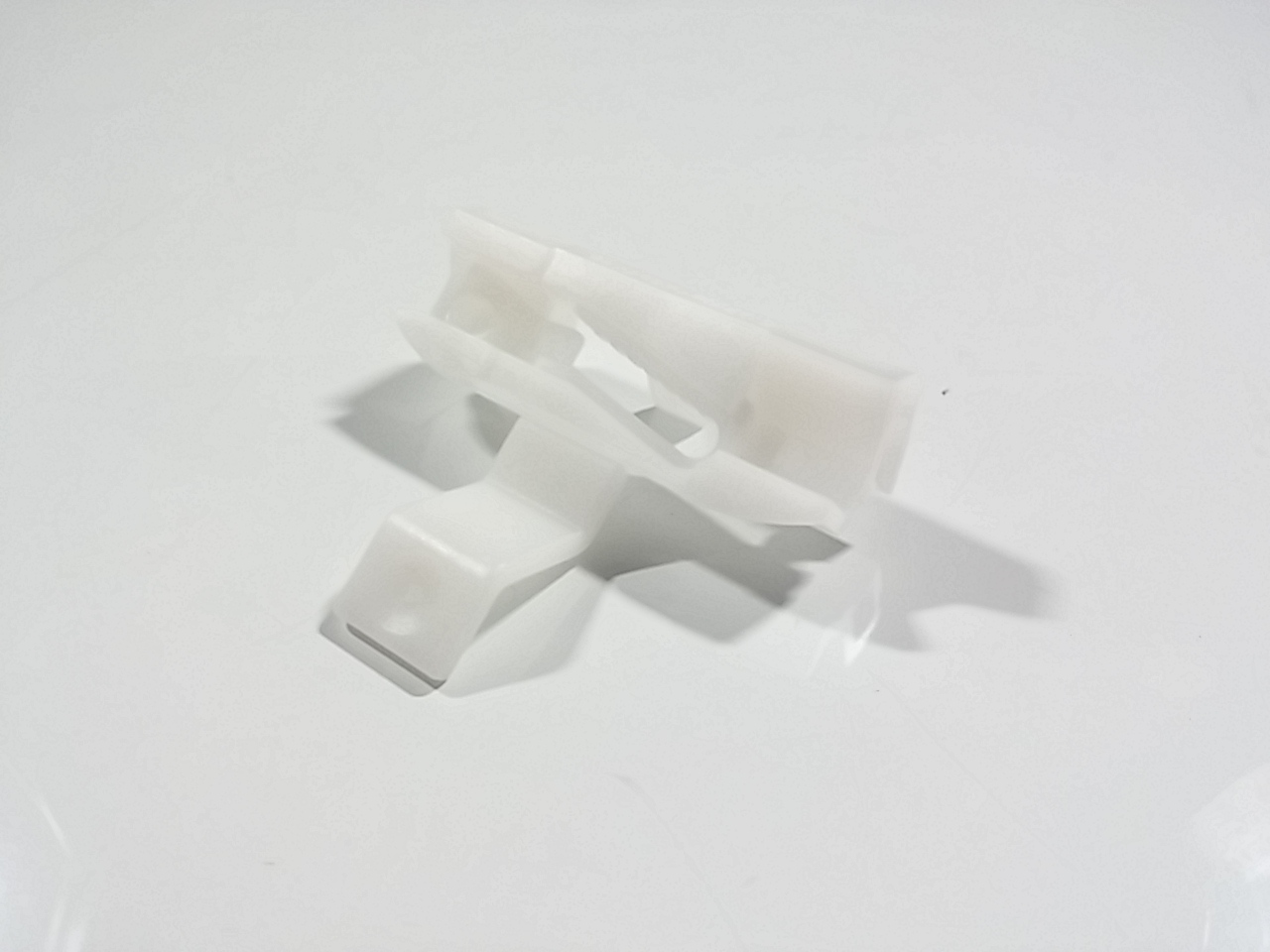 Volvo Genuine Roof Drip Molding Clip - 8622907: RACCAR Automotive